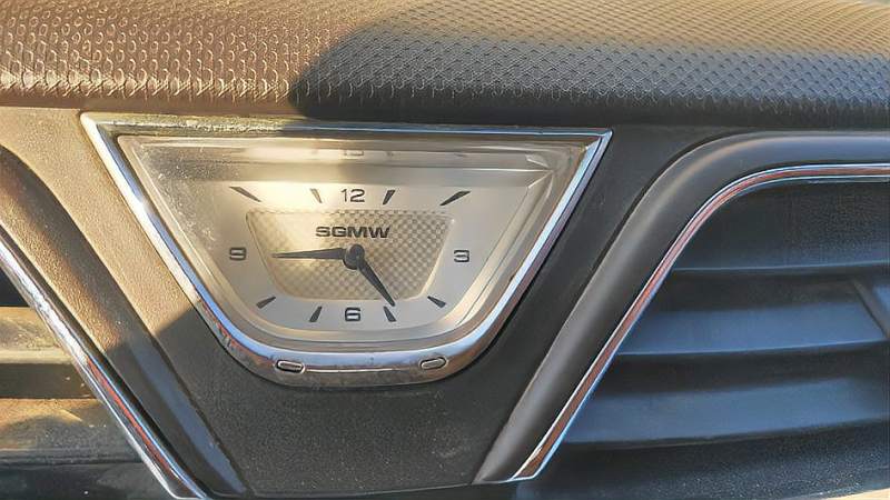 五菱汽车中控台上时钟表调整教程