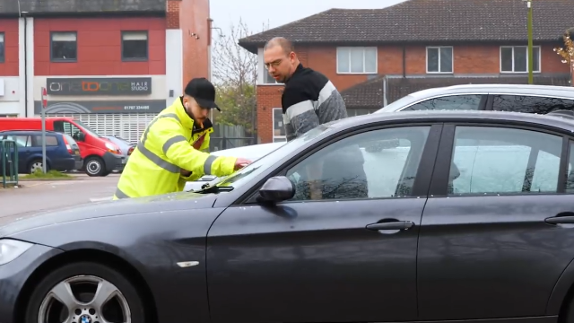 莫名其妙的罚单,把路人弄得一头雾水,两个小伙搞笑恶作剧