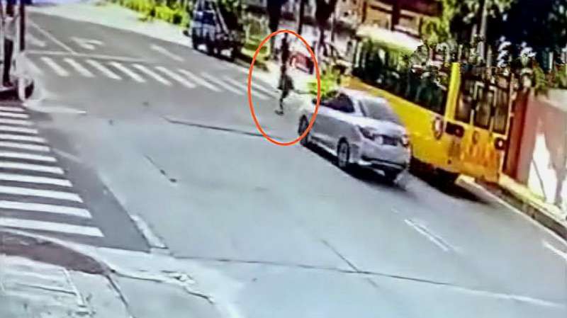 监拍:小学生突然横穿马路 疾驰轿车急刹未果将其撞飞