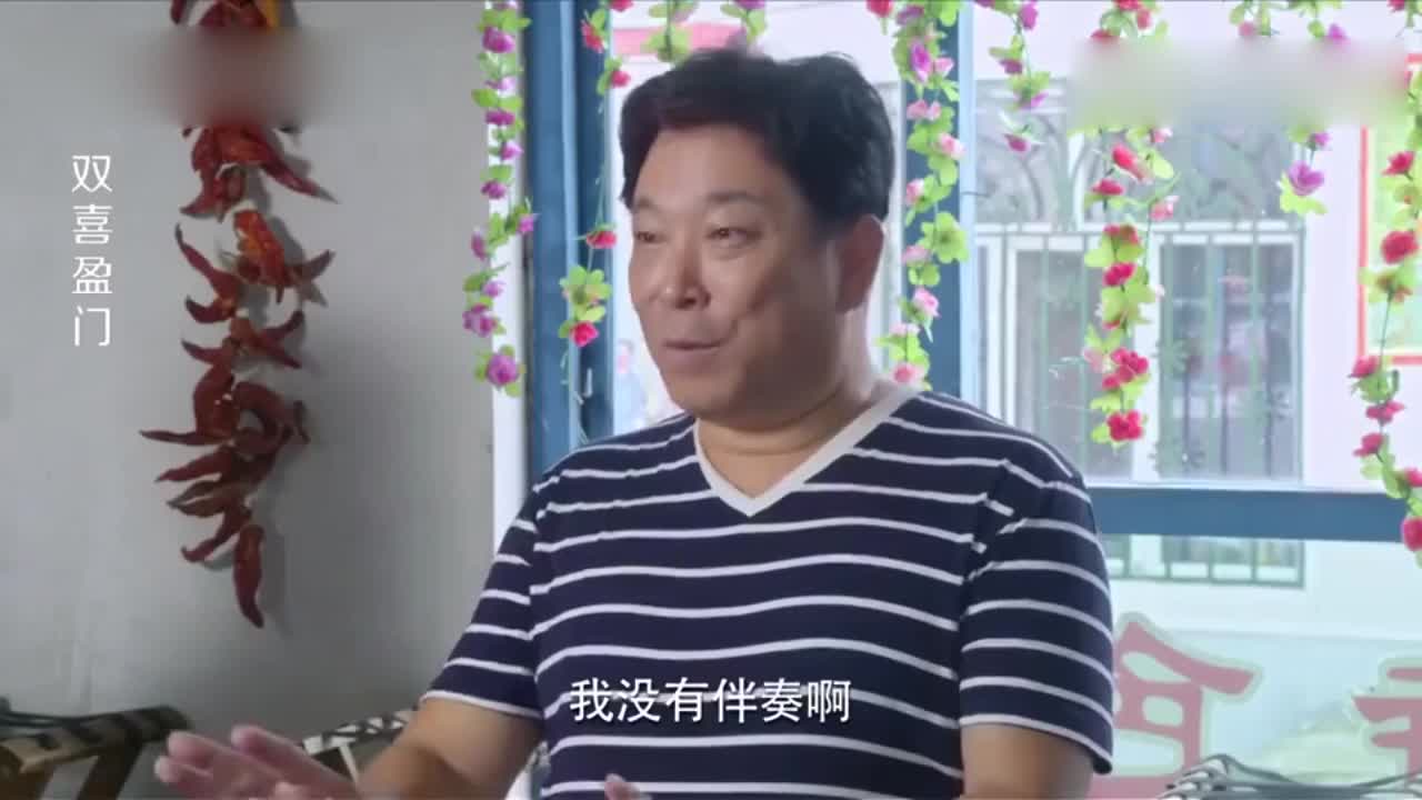 小伙模仿大公鸡跳舞,表情动作太逗了,都给观众看傻了哈哈哈!