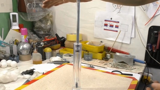 以为是个注射器,当老外用力一压后,第一次见到这样的打火机