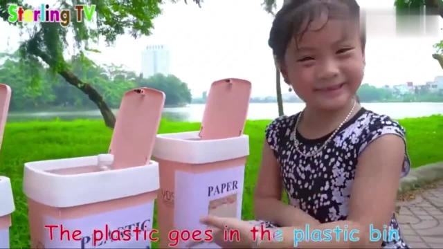 少儿亲子游戏:外国小女孩学习如何垃圾分类!很好玩!