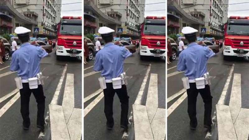 私家车挡住救火通道被消防车"撞开" 市民拍手