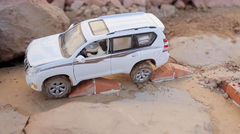 汽车模型:丰田普拉多测试越野能力,挑战通过交叉轴和极限转弯