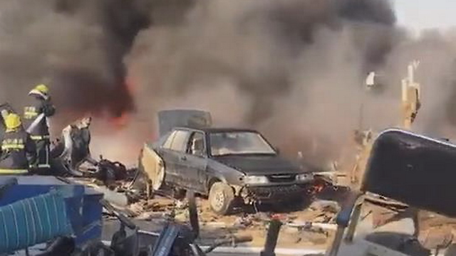 山东滨州:滨城一大院起火 浓烟高达上百米