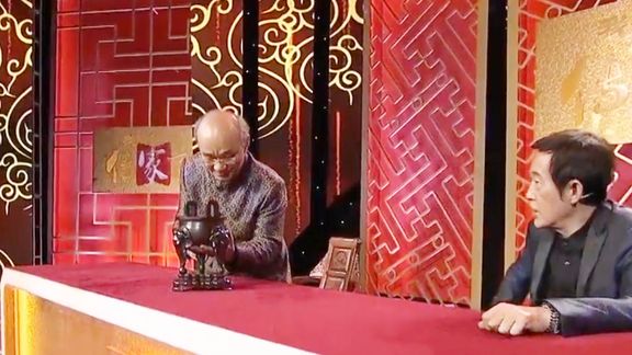 大学生带传家宝鉴定,翡翠用料如今罕见,专家:不少于70万