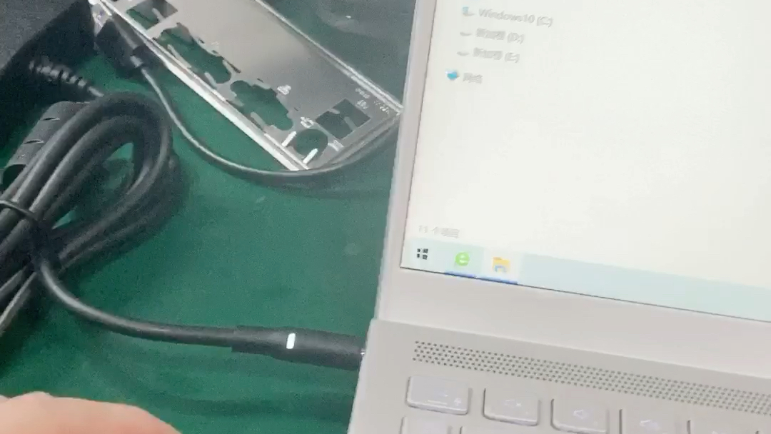 真的是插入姿势不对导致的!移动硬盘没事 笔记本也没事 就是不认盘?!