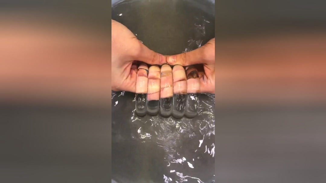 最美超冰玉髓手镯正在抛光中! 超冰玉髓: 产地:马达加斯加 功效:超冰...