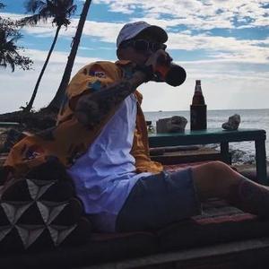 怀揣梦想的伴风望海 