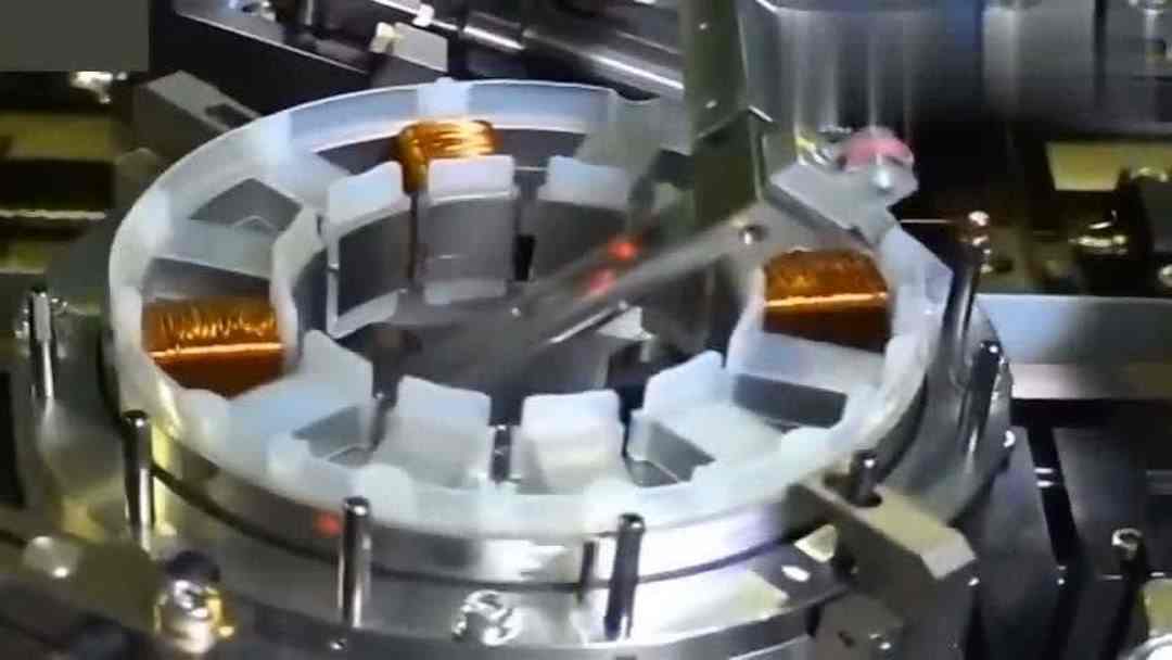 别眨眼,实拍电机线圈绕线过程,这速度跟机关枪一样快