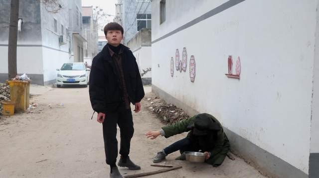 乞丐街边乞讨遇见老同学,老同学这样帮他,笑死个人