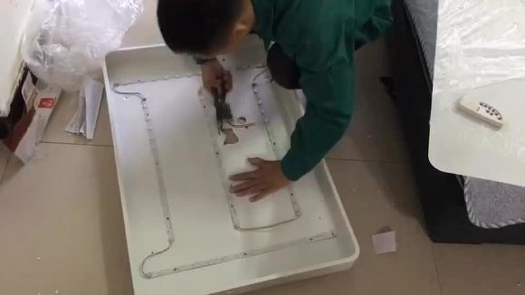 水电工安装客厅灯,有个风扇勾怎么办?挖个孔简单粗暴解决