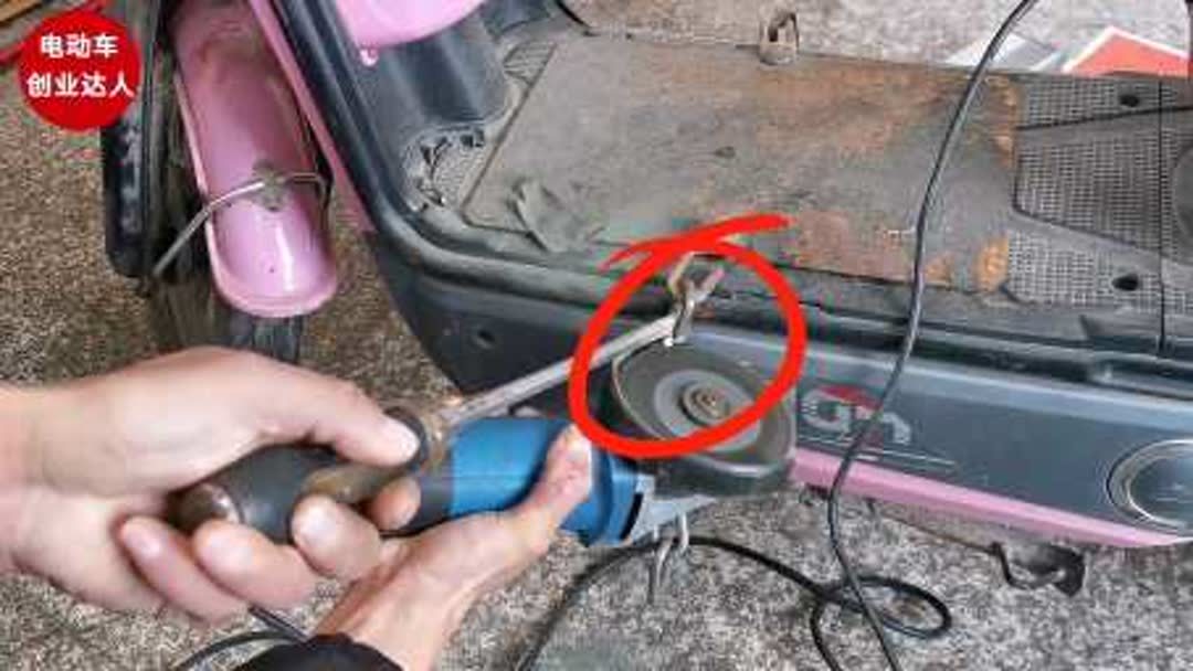 据说电动车也能启动角磨机?师傅现场测试一下,结果很满意