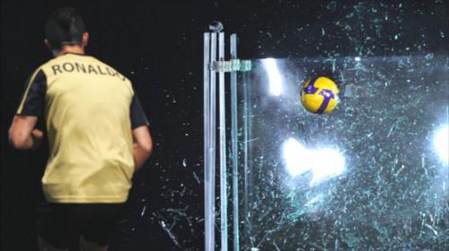 C罗射门力量有多恐怖?一脚踢穿三块厚玻璃,踢到人身上至少骨折