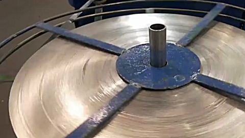 实拍金属软管加工过程,长见识了