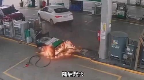 加油站意外起火,工作人员居然不会用灭火器,消防能力堪忧啊