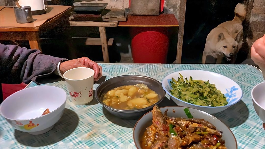 100岁农村老人:有下酒的好菜得喝一杯,感觉辛福的日子来到了