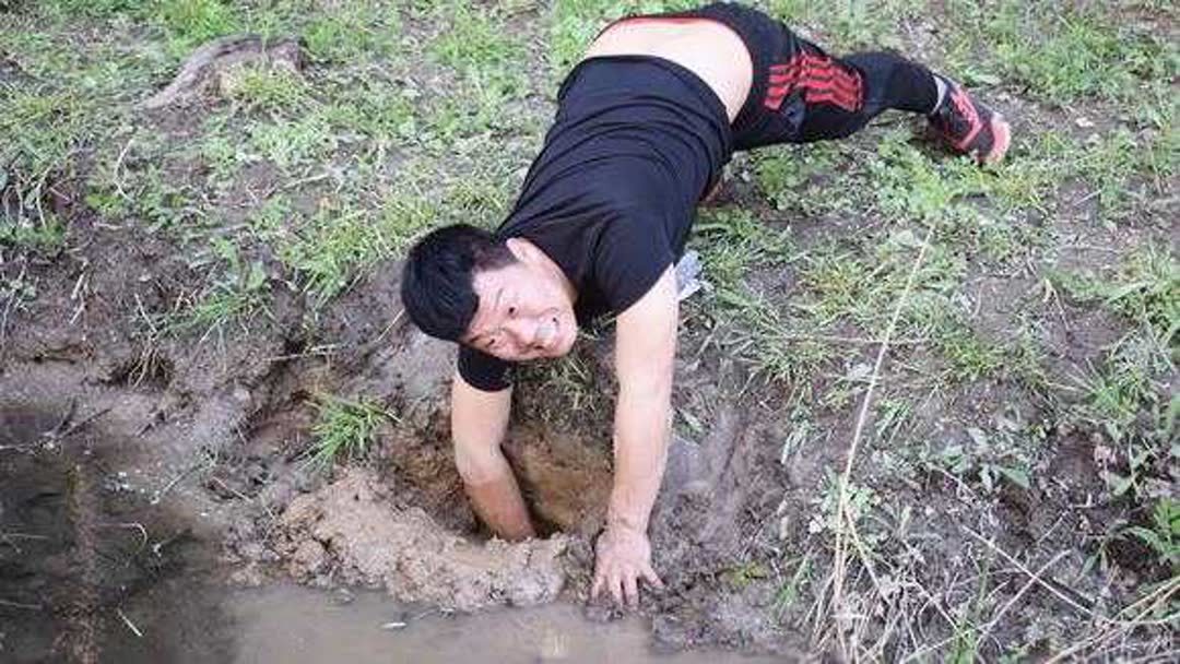 农村小伙河沟发现泥穴,里面掏出了什么大货?小伙说这野味有两斤
