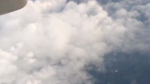 航空乘客空中拍到至少8个不明飞行物