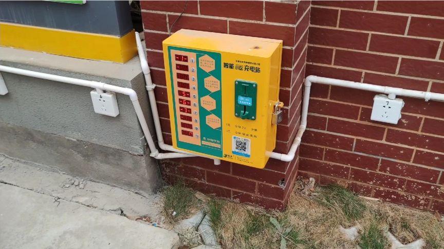 骑电车跑长途,我今天又找到了好的充电地方,这种冲电桩越多越好