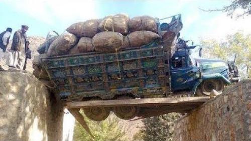 开重型卡车有手艺还不够,还必须有胆量势不可挡