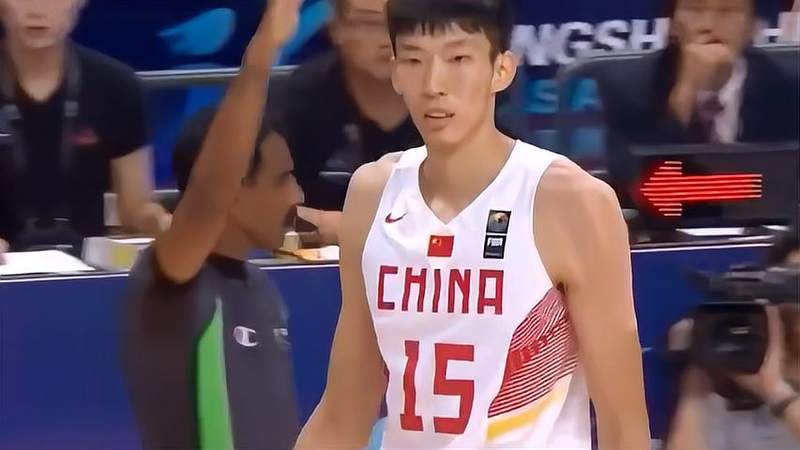 中国男篮VS伊朗第四节!哈达利打爆王哲林,周琦关键中投接管比赛