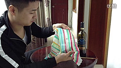 白衣服上撒了红酒怎样才能洗掉_彩色王国魔法棒沈杰如何做到月入十万