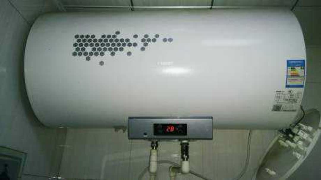 家电清洗过程中经常遇到难拆的电器,海尔3D热水器换加热管清洗