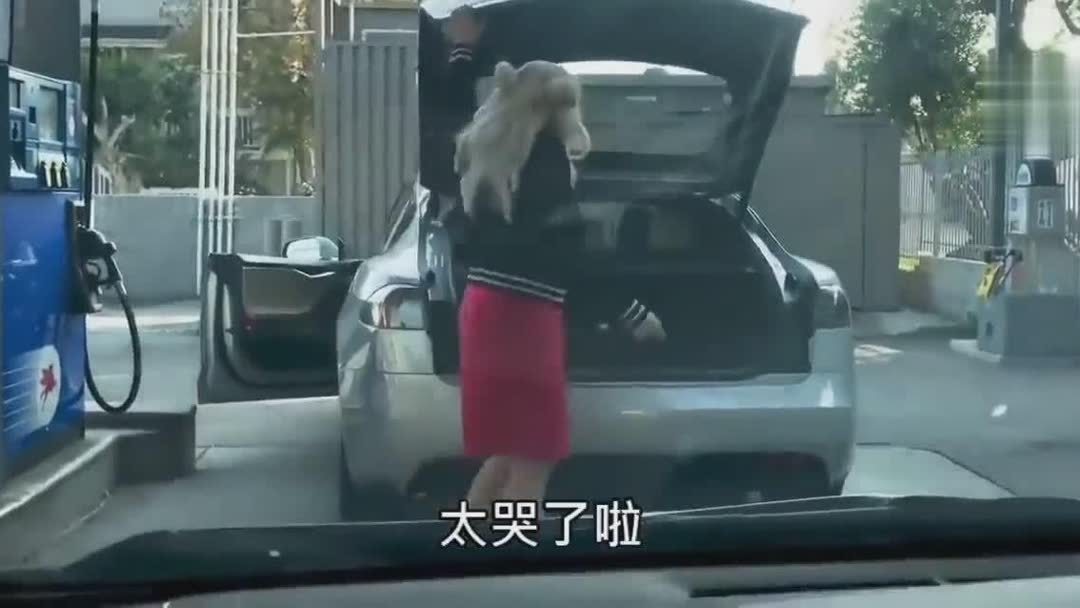 愚蠢女司机加油站给特斯拉小车加油?后方司机魔性笑声笑出外太空