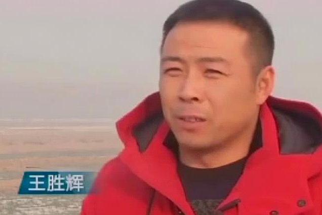 致富经:男子年夜饭上发现商机,1个半月纯赚70万,1年卖出上千万