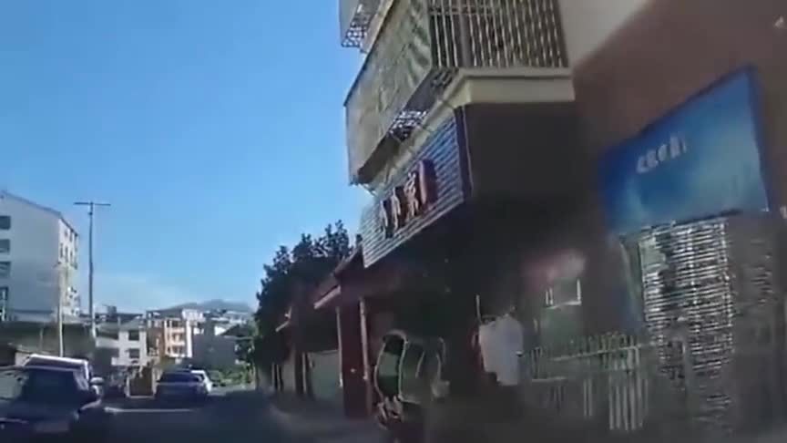 电动车撞汽车,,是意外还是碰瓷,监控拍到全过程