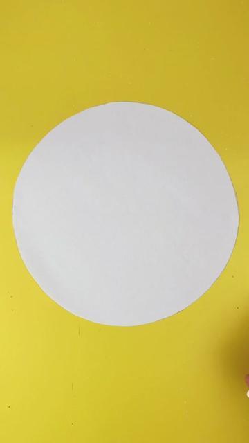 用棉签加牙刷就可以画出一棵茁壮的大树哦,别的小朋友都羡慕