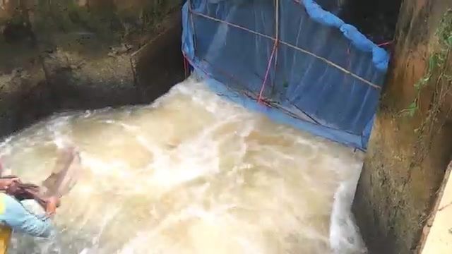 农村小伙脑洞大开,这样撒渔网,像针一样大的鱼也跑不了