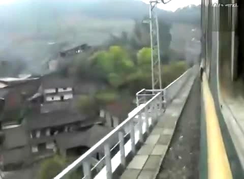 K1022次列车襄渝铁路上连钻4个隧道