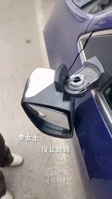 善良!捡废品老人骑三轮车挂断路边汽车后视镜,女车主没让赔偿还笑...