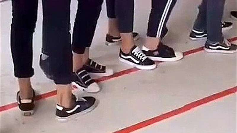 真佩服现在的孩子,哪怕上身穿着羽绒服,下边的脚踝也要漏出来