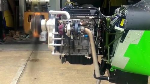 拿掉螺旋桨飞机发动机壳子,运行中的螺旋桨看的十分清楚,工作原理也...