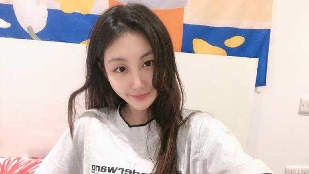 iris投影仪开箱,300块的投影仪到底值不值,网友:太值了!