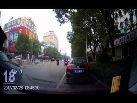 惊心校车失控十字路口撞惨四辆轿车最新车祸#事故警世钟039期#