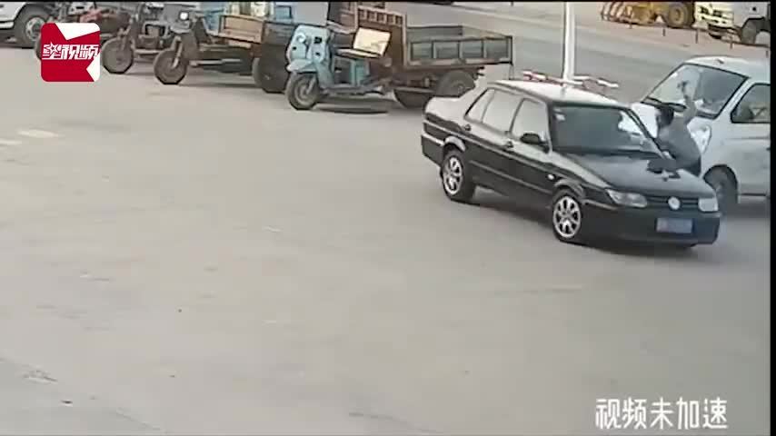 破窗!撞车!摁倒!实拍民警抓捕涉毒人员现场,惊险堪比大片!