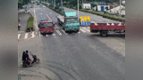 【浙江】大货车路口突然倒车酿事故 无辜电动车主被砸伤