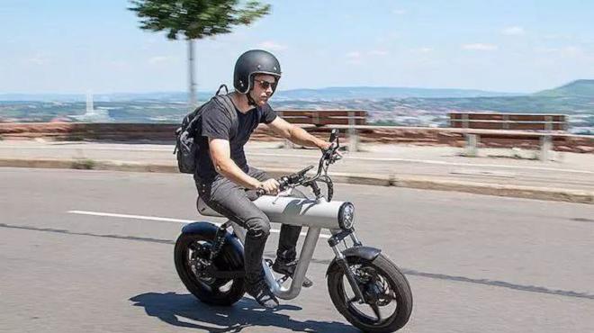 这款电动车,时速80公里,4万左右,比摩托车帅气!