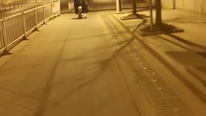 当你逐渐学会如何操作一辆爆胎的电瓶车