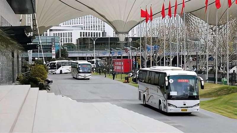 上海两会丨出发!政协委员前往开幕会现场,期待两会带来万象更新