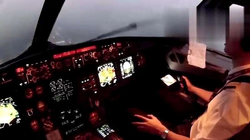 模拟飞行:实拍空客A321暴风雨盲降