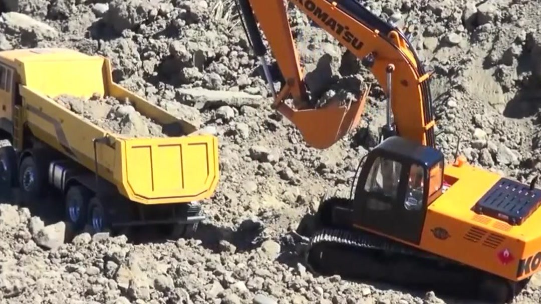 RC模型:挖掘机在工地作业,配合卡车一起,真是逼真