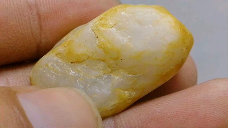 今天在河里捡了一块奇石,这是不是玉石啊。网友:这石头真漂亮