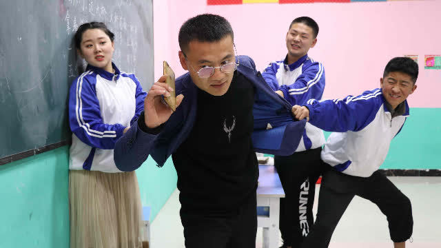 老师和同学比赛绕口令,同学们的表现太精彩了,老师更厉害