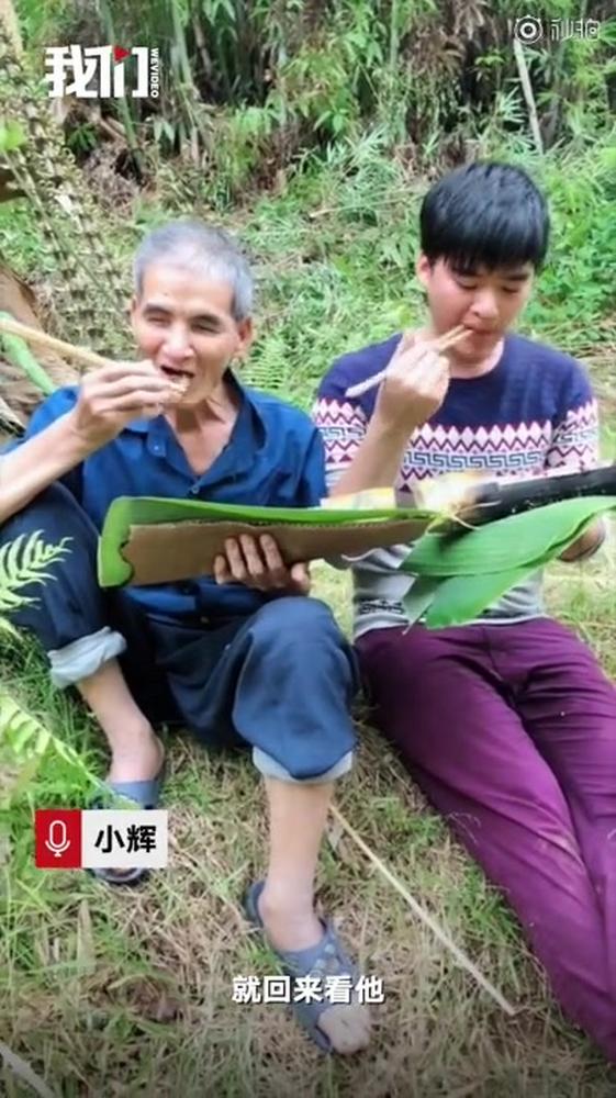 ...盲人父亲靠砍竹子编蚕架把他养大成人。在一次父亲生病后,他非常...