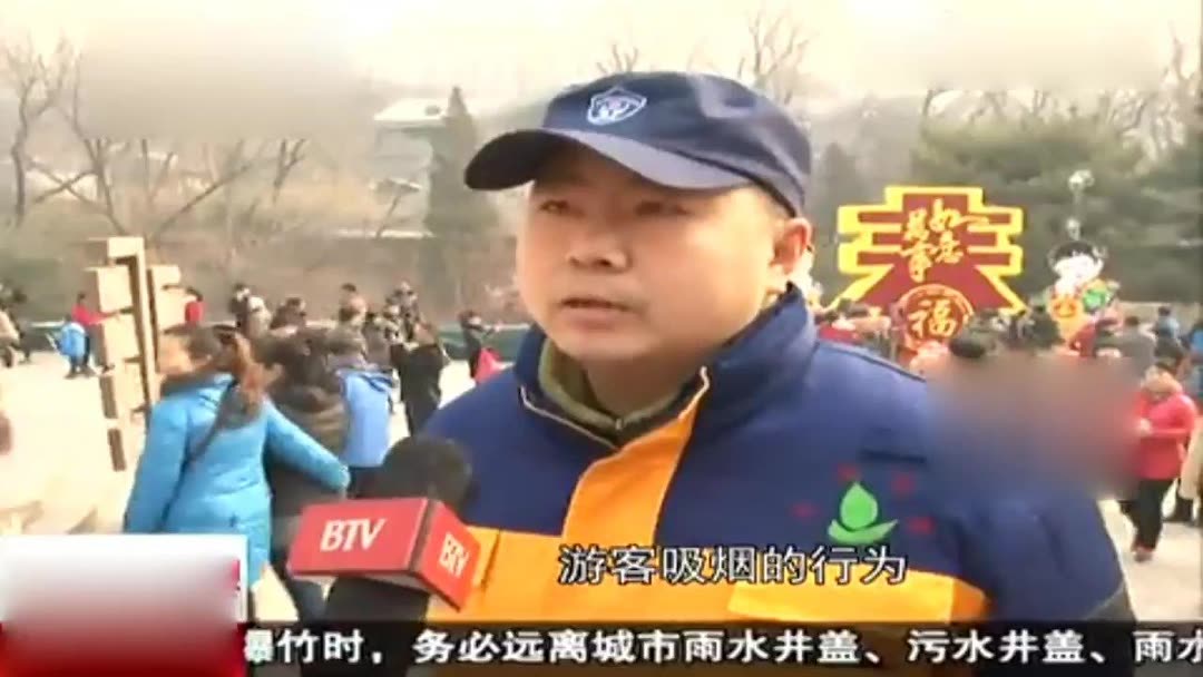 志愿者们在行动 保障大家出游安全